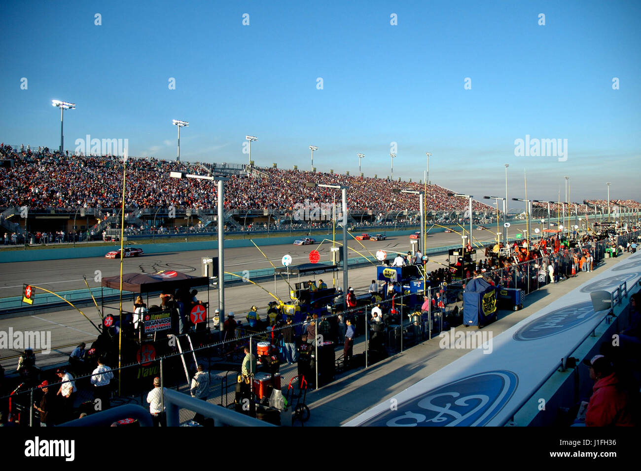 Cars racing on circuit nascar hi-res stock photography and images - Alamy