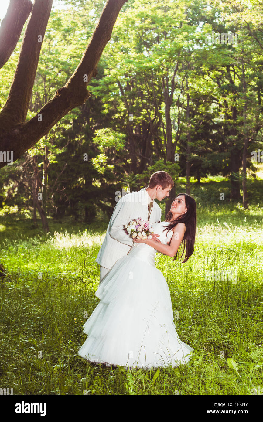 Cute wedding couple dancing hi-res stock photography and images - Alamy
