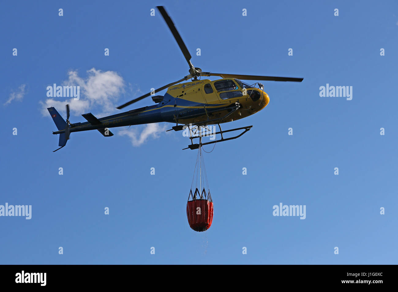 Fire fighting helicopters hi-res stock photography and images - Alamy