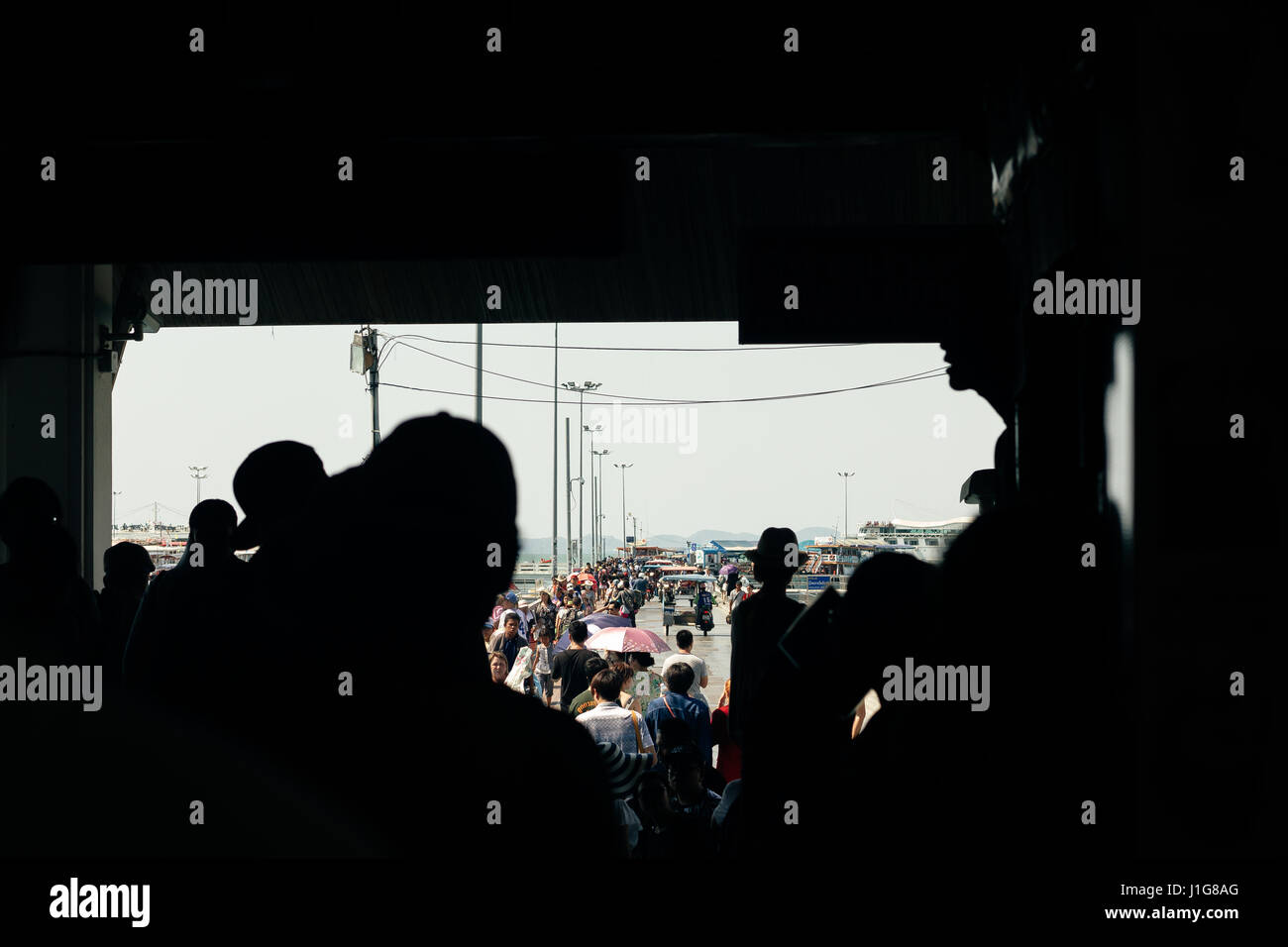 Crowded walkway hi-res stock photography and images - Alamy