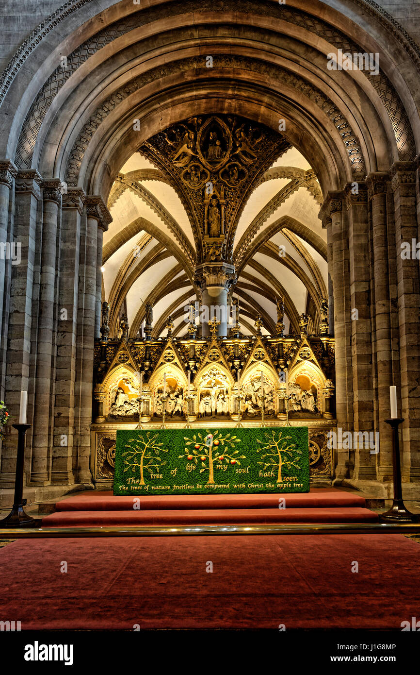 The Reredos decorated altar and floor tiling at Hereford Cethedral ...
