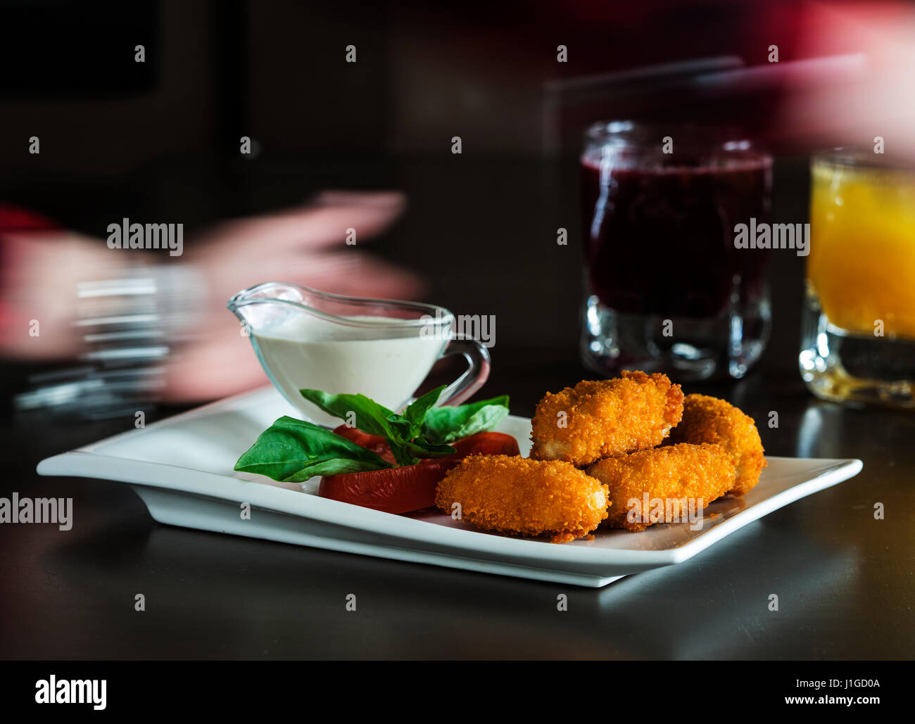 Children's menu: Crispy chicken nuggets with tomato, basil and cream ...