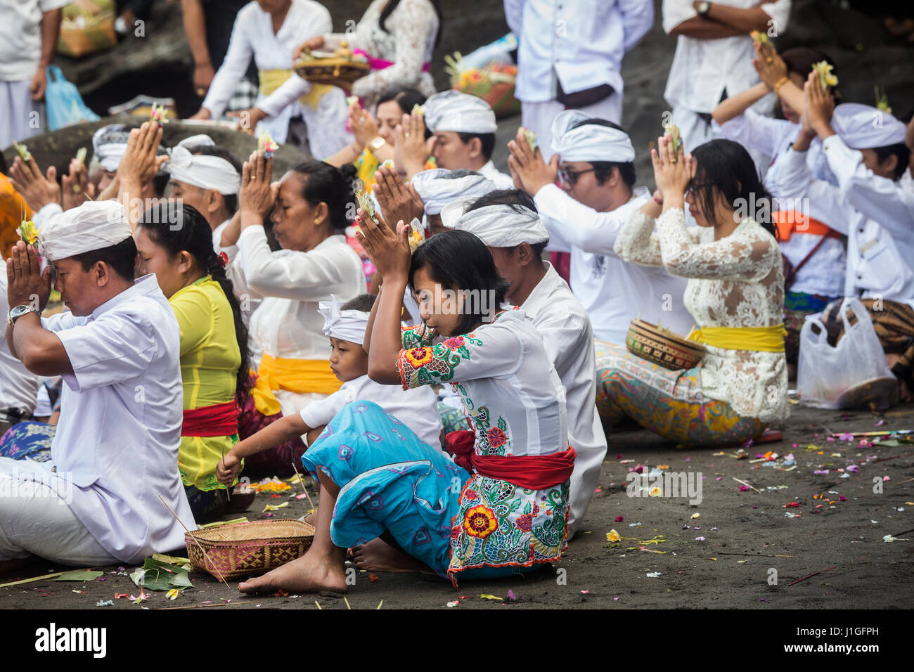 Mass of Balinese Hindu pilgrims pray in colourful traditional clothes ...