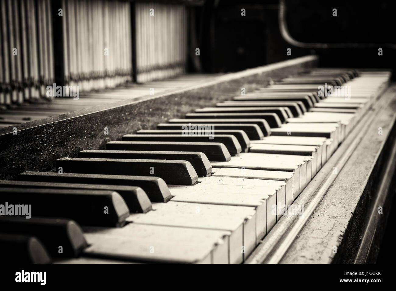 Old broken piano hi-res stock photography and images - Alamy