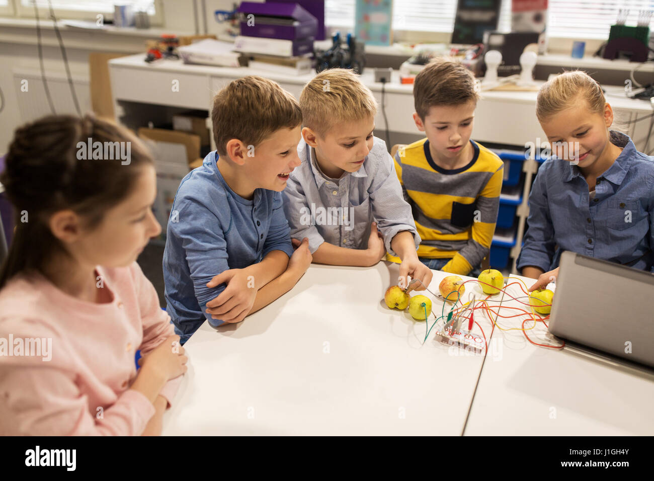 kids with invention kit at robotics school Stock Photo - Alamy