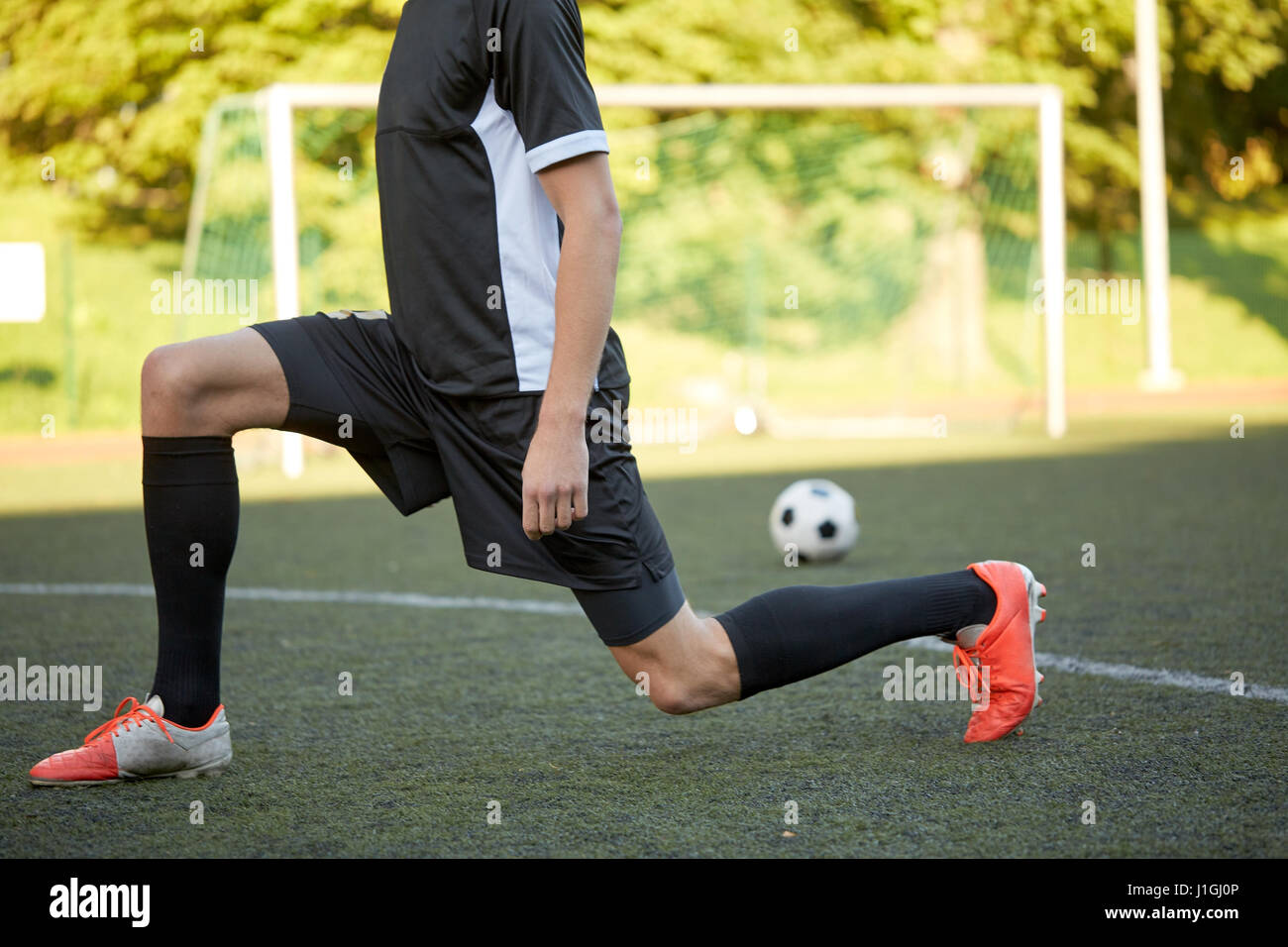 Footballer stretching hi-res stock photography and images - Alamy