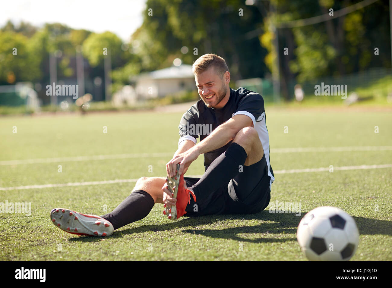 Injured soccer player hi-res stock photography and images - Alamy