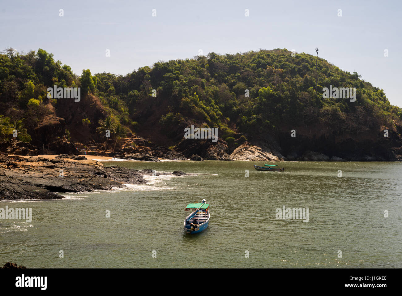 Boat approaching shore Stock Photo - Alamy