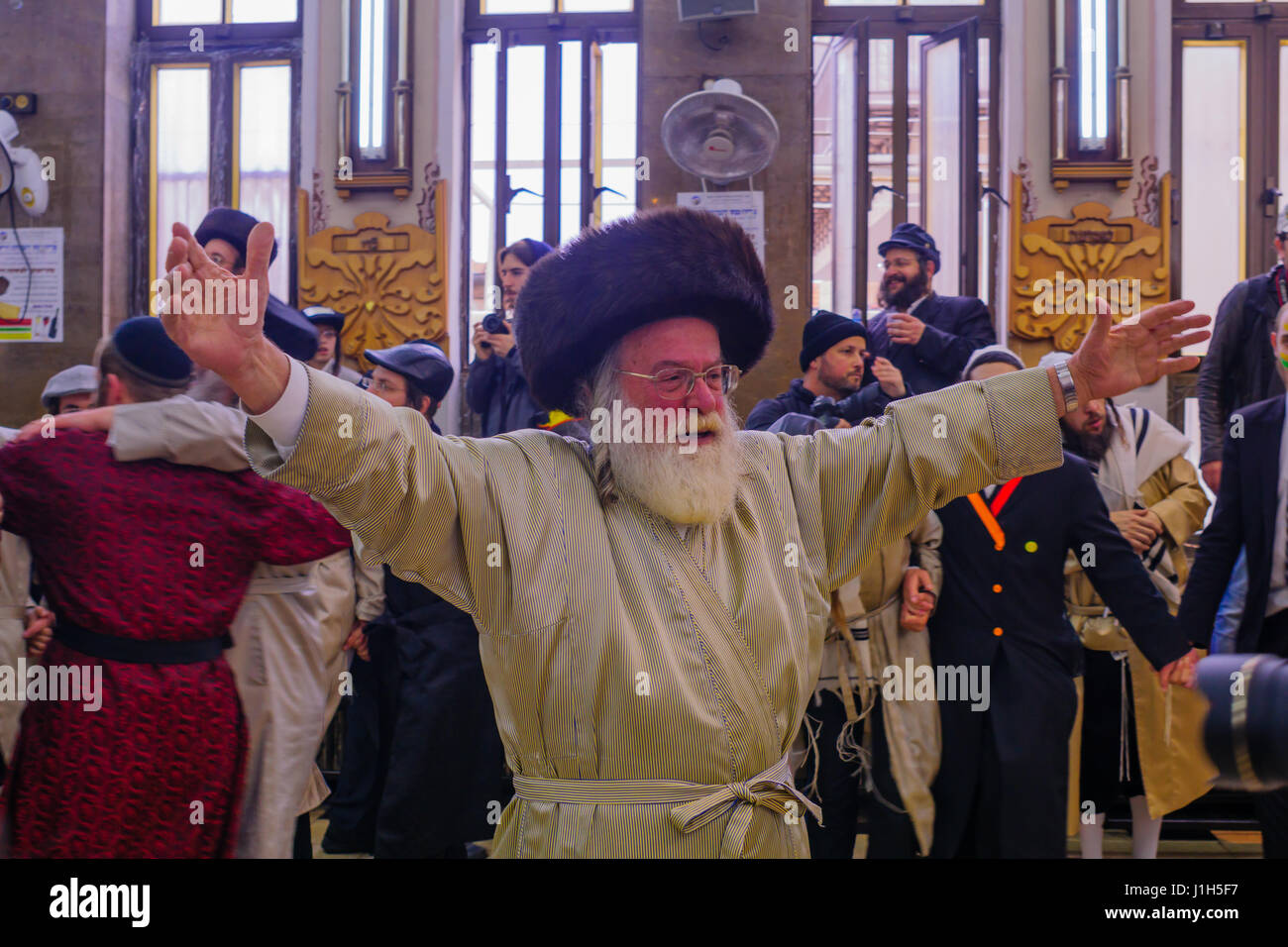 Jewish hasidic dance hi-res stock photography and images - Alamy