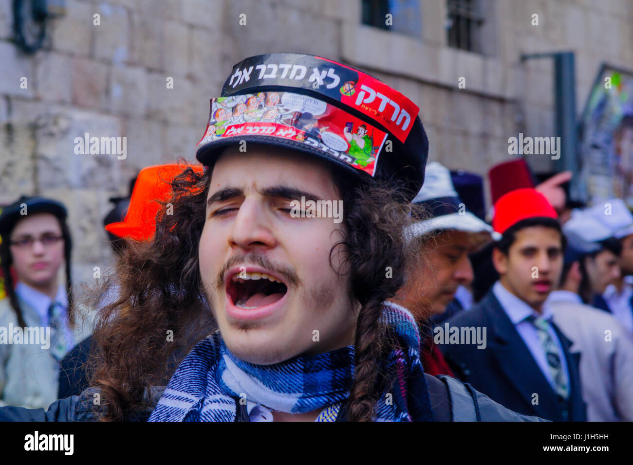 Hasidic jewish men in costume hi-res stock photography and images - Alamy