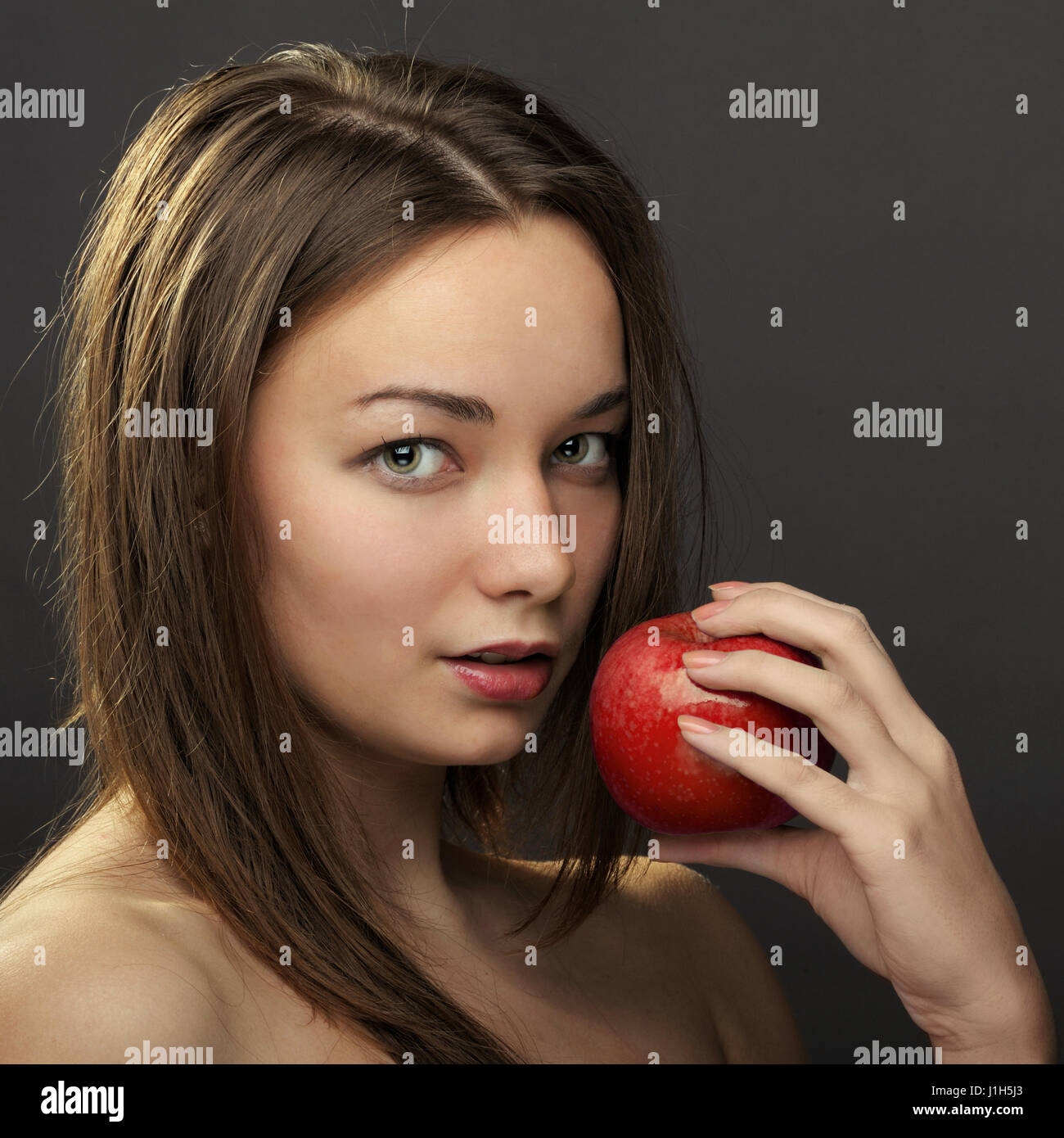 Beautiful woman posing with red apple Stock Photo - Alamy