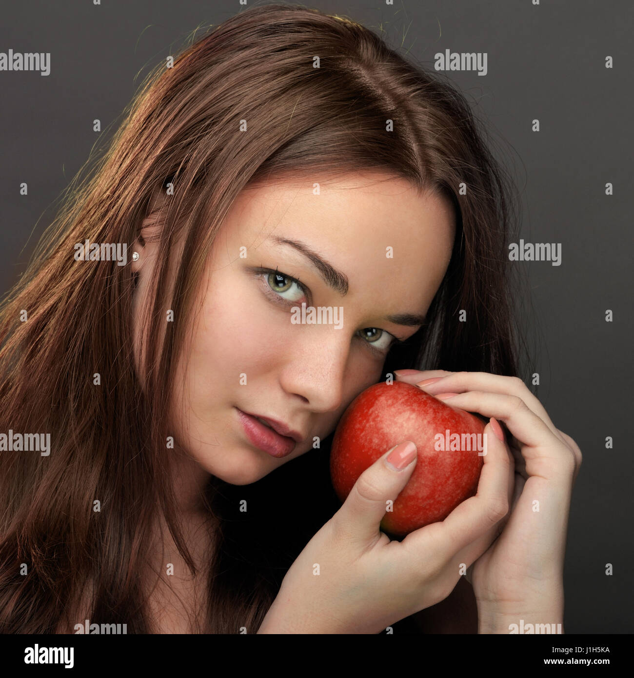 Beautiful woman posing with red apple Stock Photo - Alamy