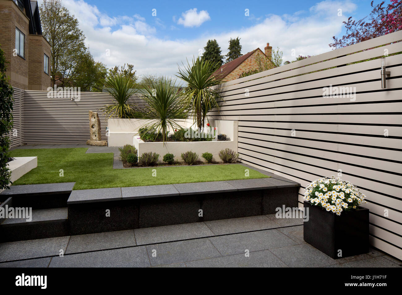 Modern Courtyard Garden Design