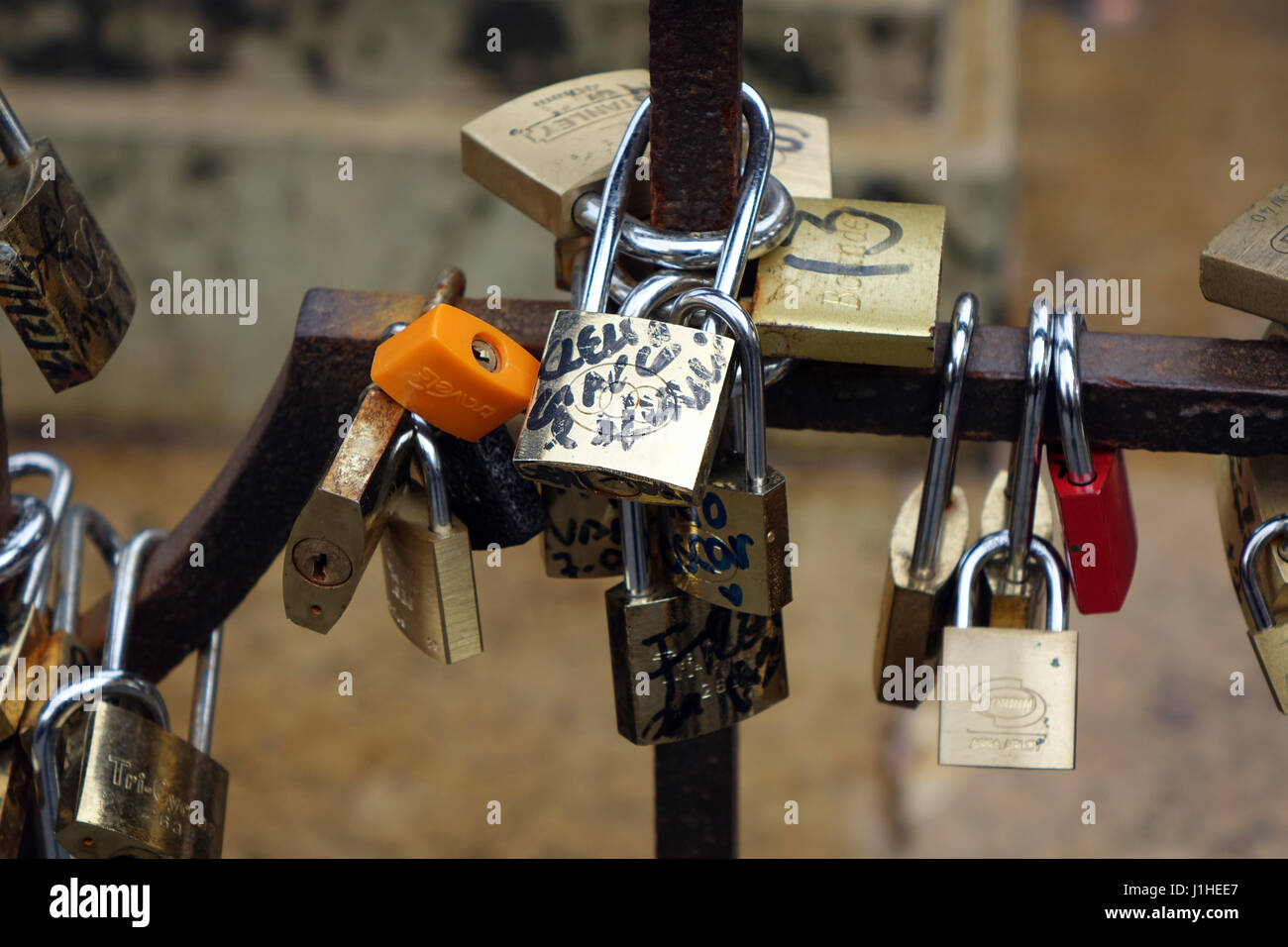 Love Locks (Padlocks) ponte vecchio florence Stock Photo - Alamy
