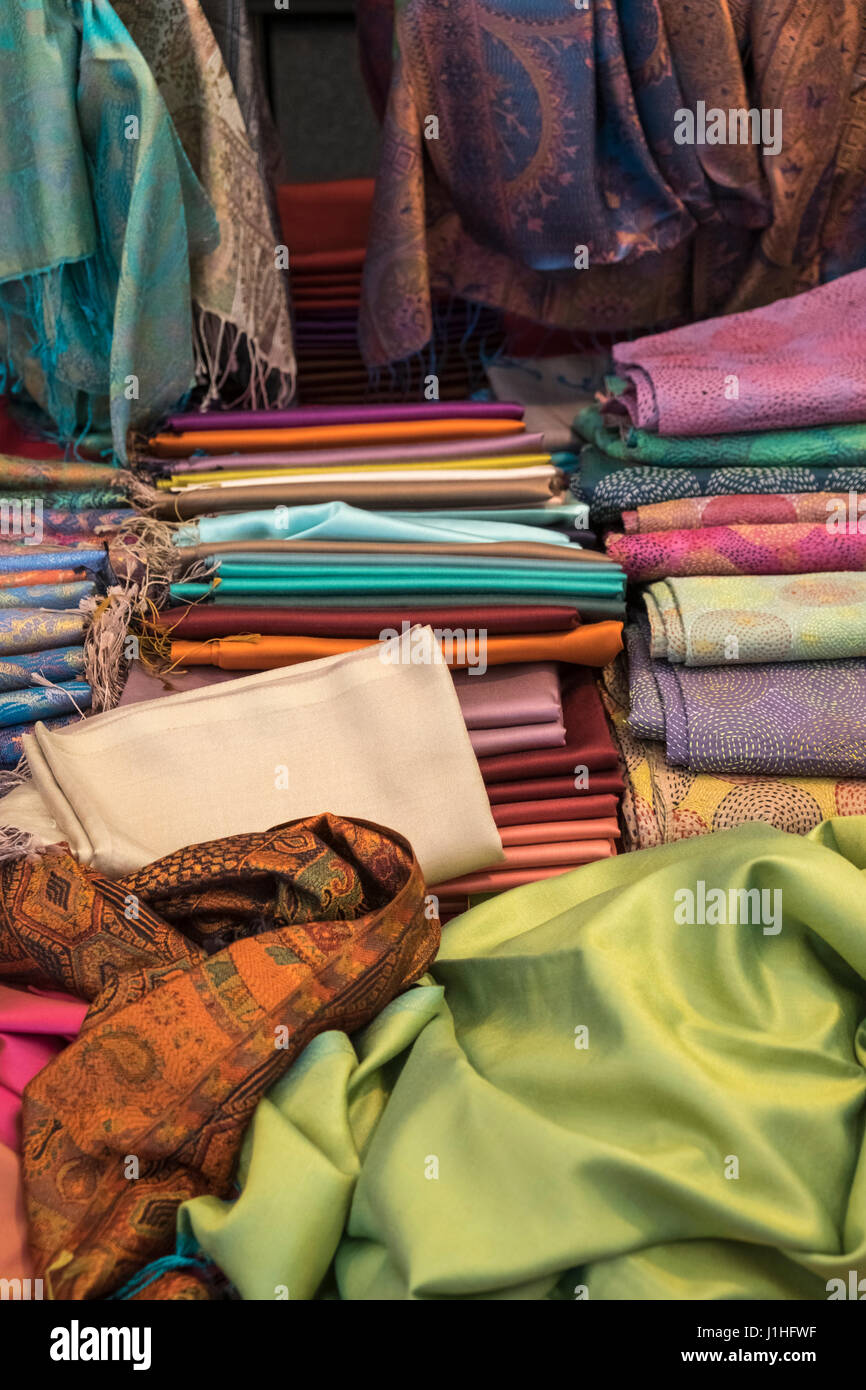 Fabric stall hi-res stock photography and images - Alamy