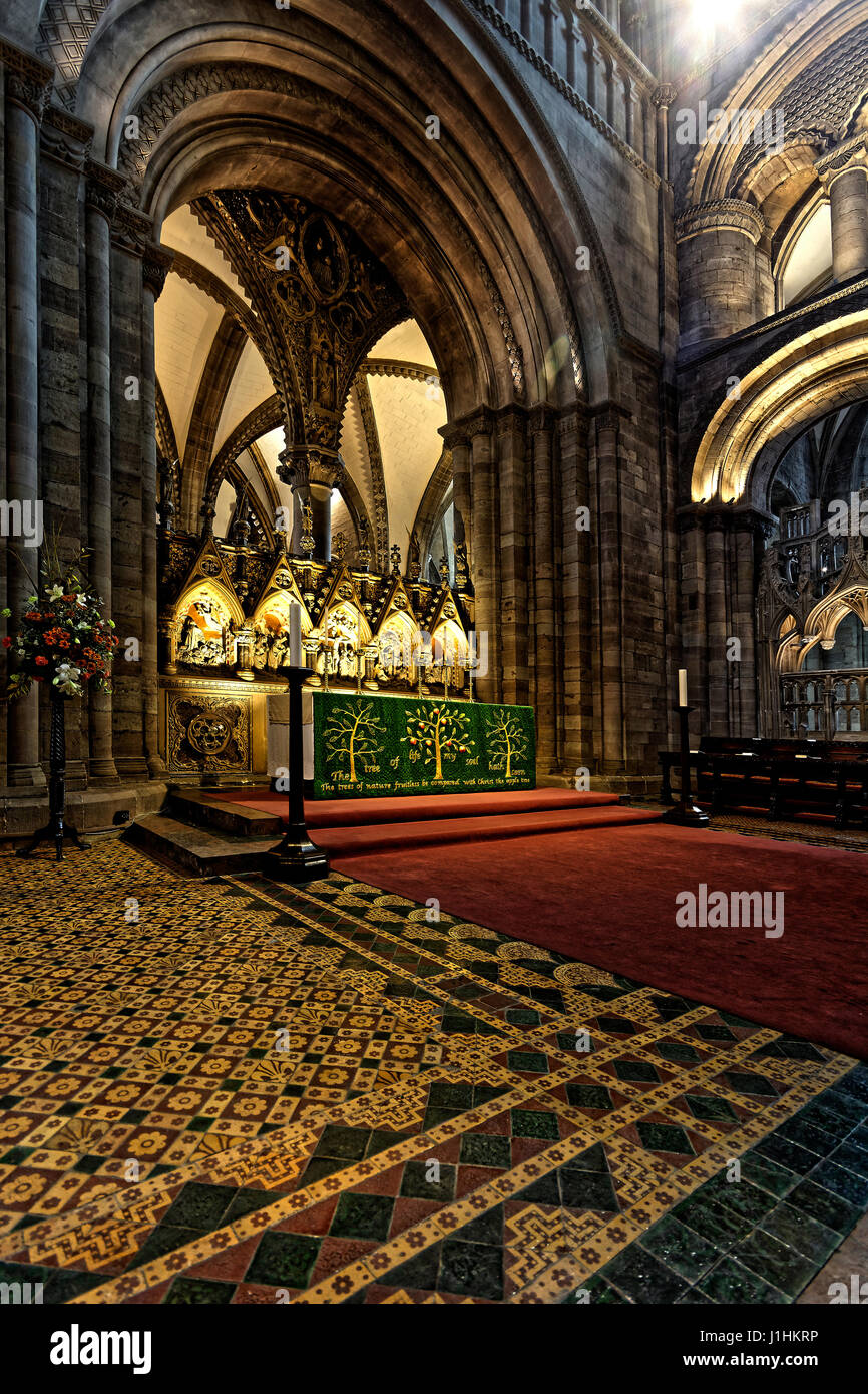 The Reredos decorated altar and floor tiling at Hereford Cethedral ...