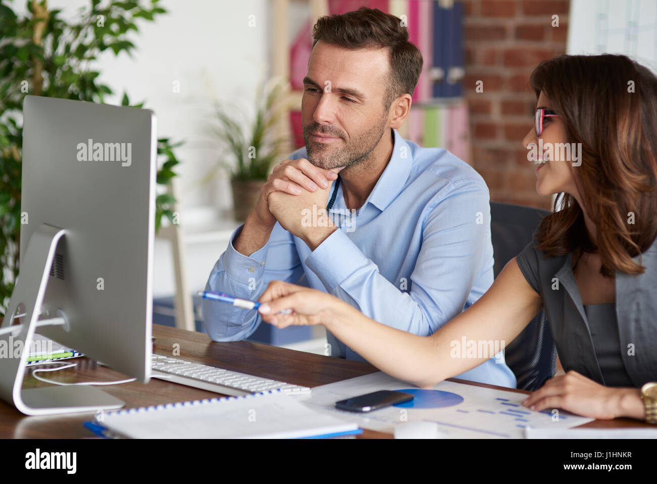 Data talking hi-res stock photography and images - Alamy