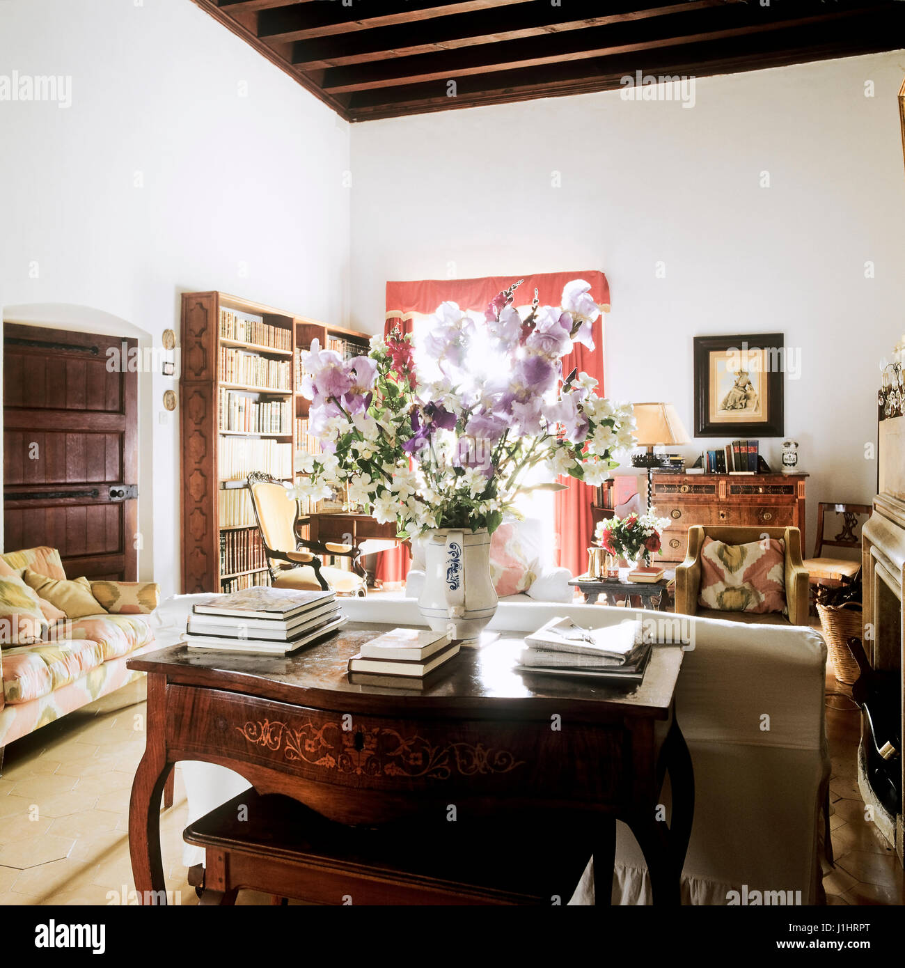 Living room with beamed ceiling Stock Photo - Alamy