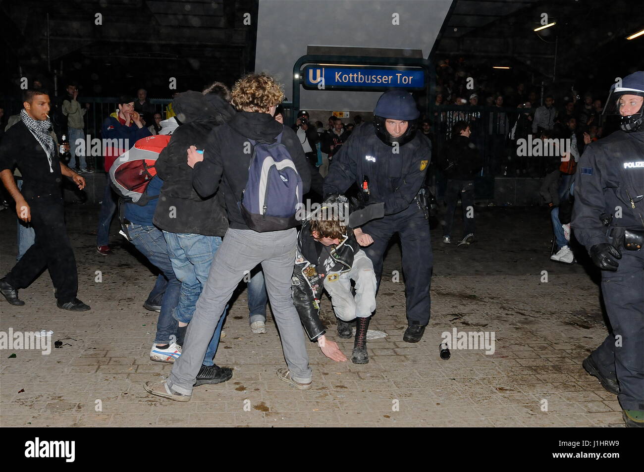 Hundreds of urban rioters face police forces in the streets of Berlin ...