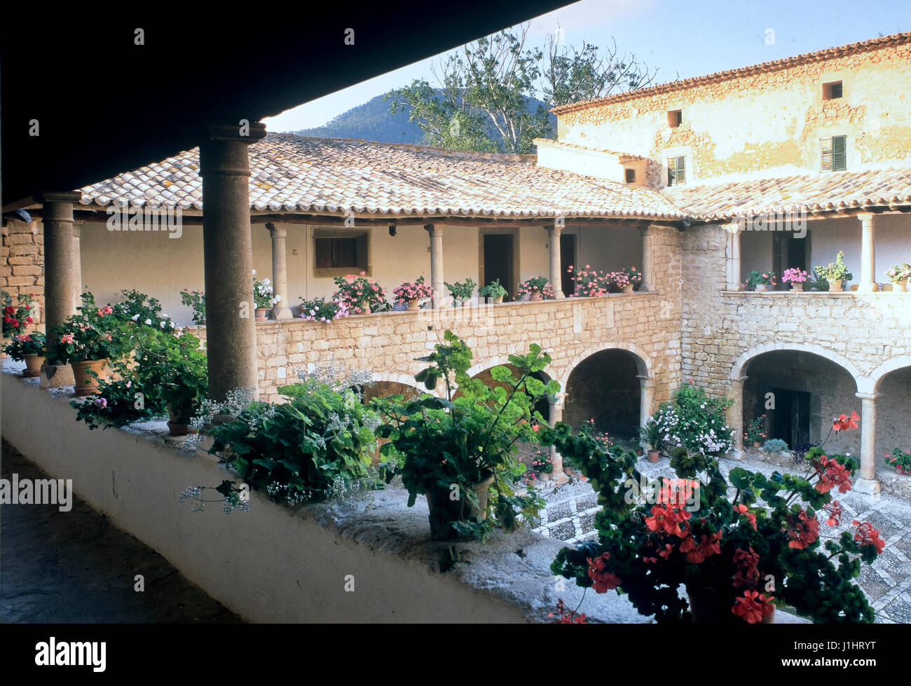 Old brick building courtyard hi-res stock photography and images - Alamy