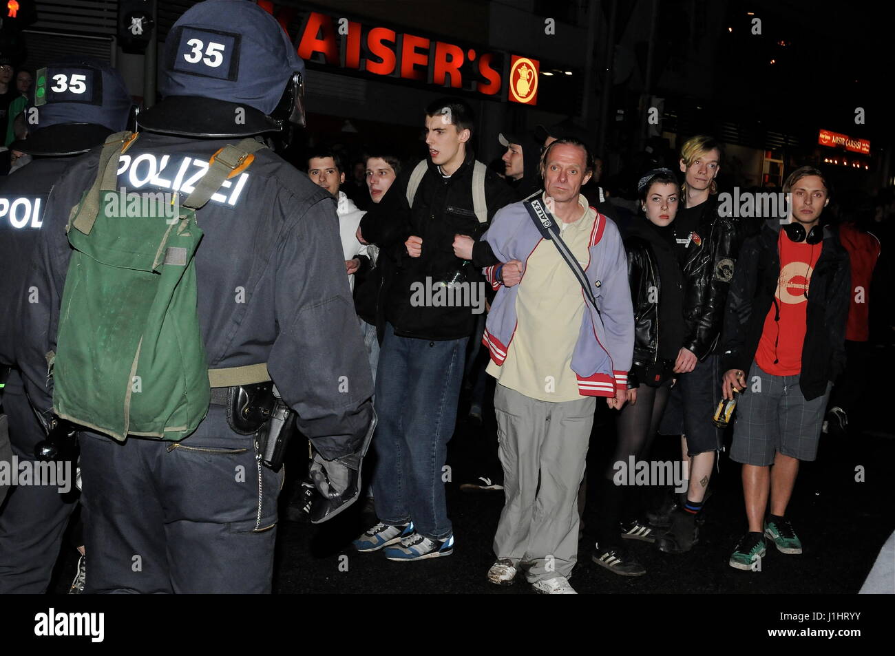 Hundreds of urban rioters face police forces in the streets of Berlin ...