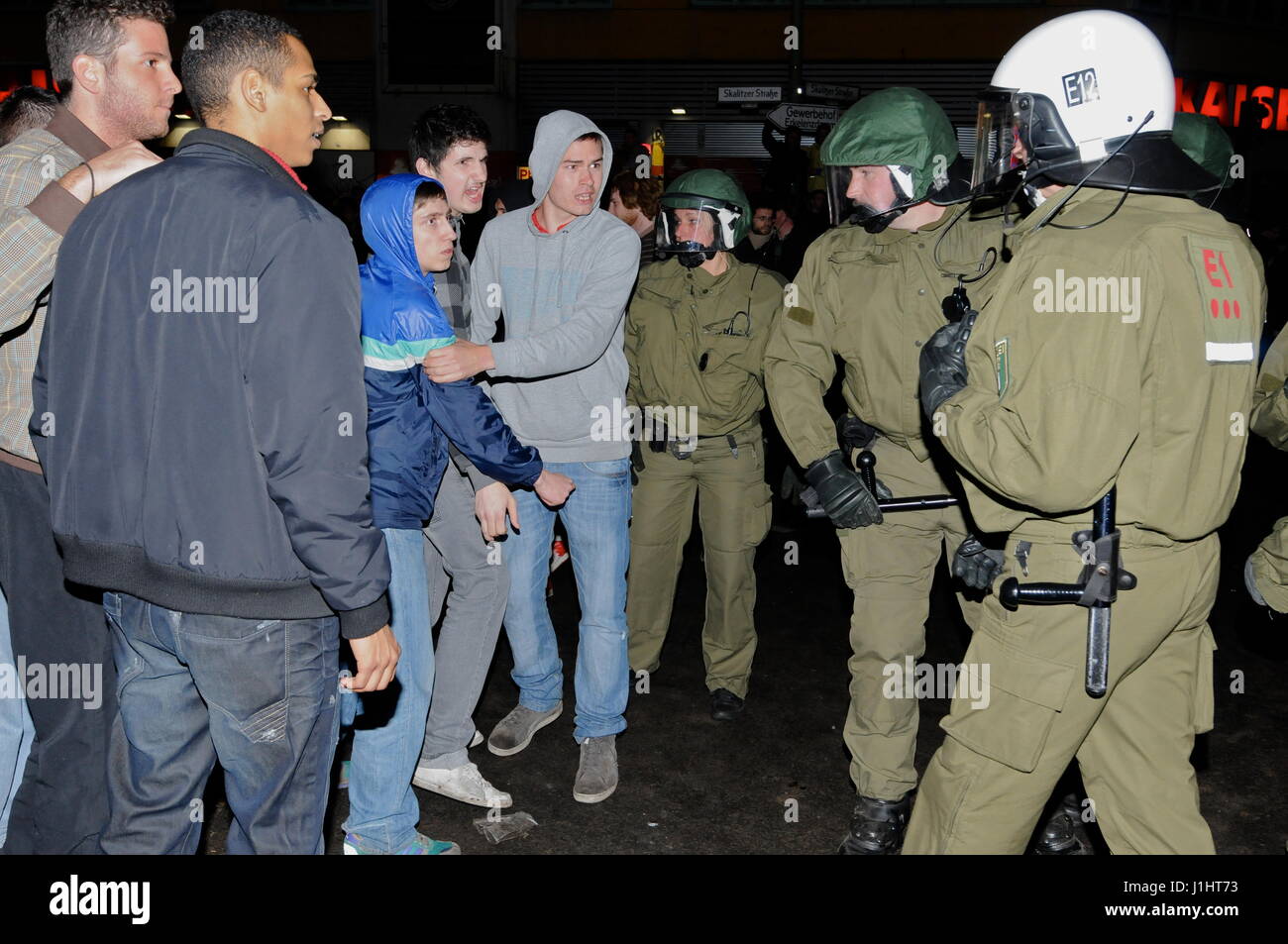 Hundreds of urban rioters face police forces in the streets of Berlin ...