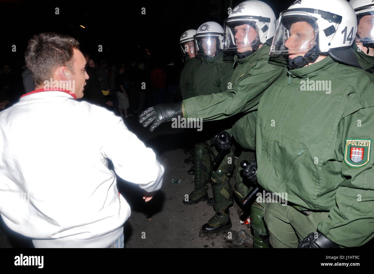 Hundreds of urban rioters face police forces in the streets of Berlin ...
