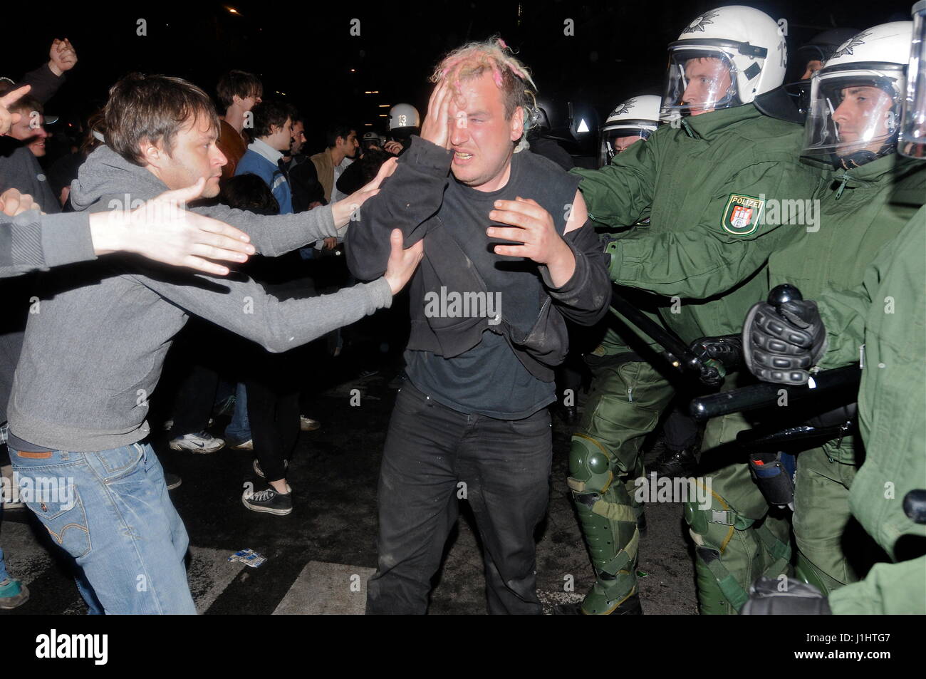Hundreds of urban rioters face police forces in the streets of Berlin ...