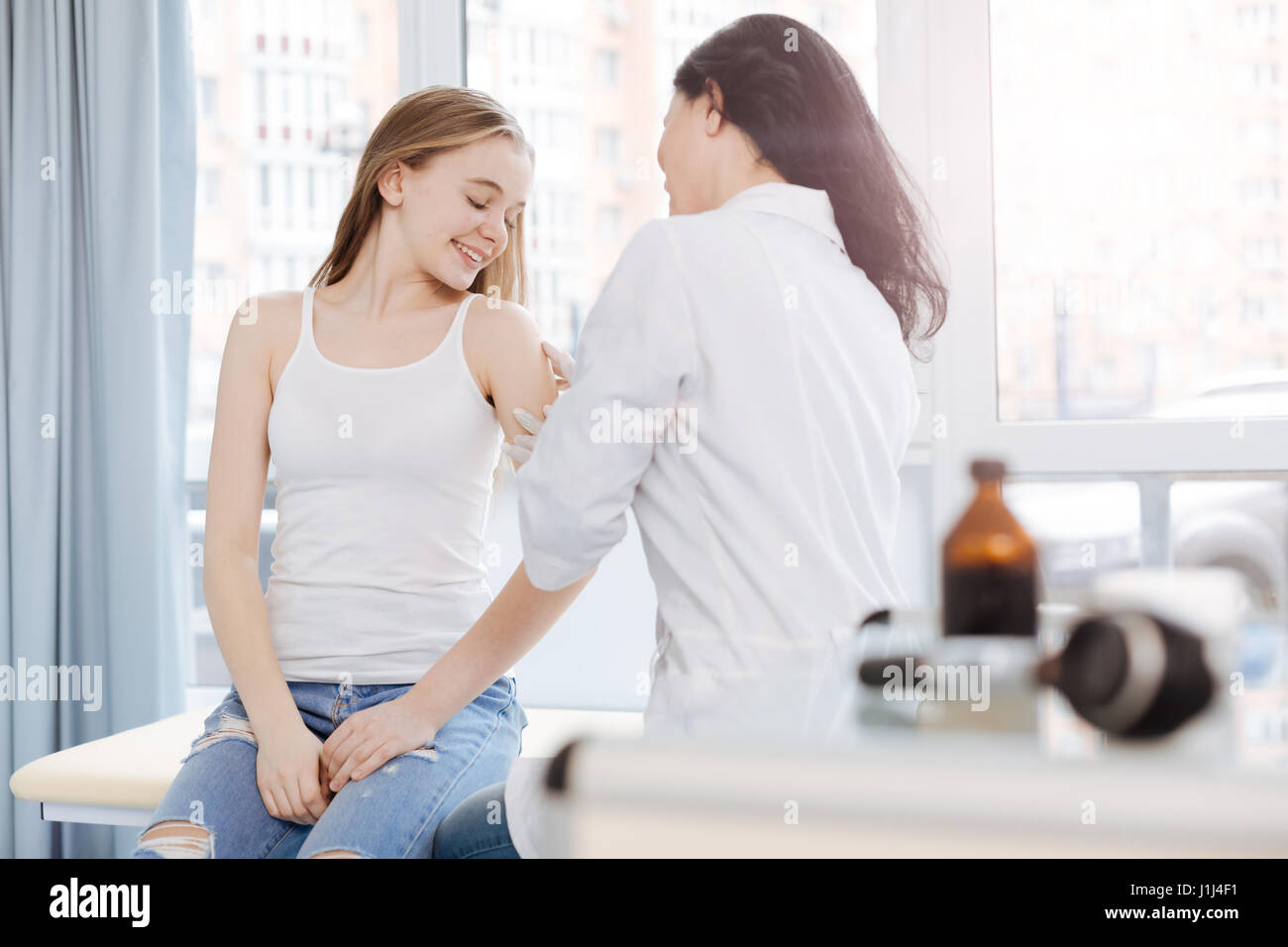 Doctor treating patient hi-res stock photography and images - Alamy