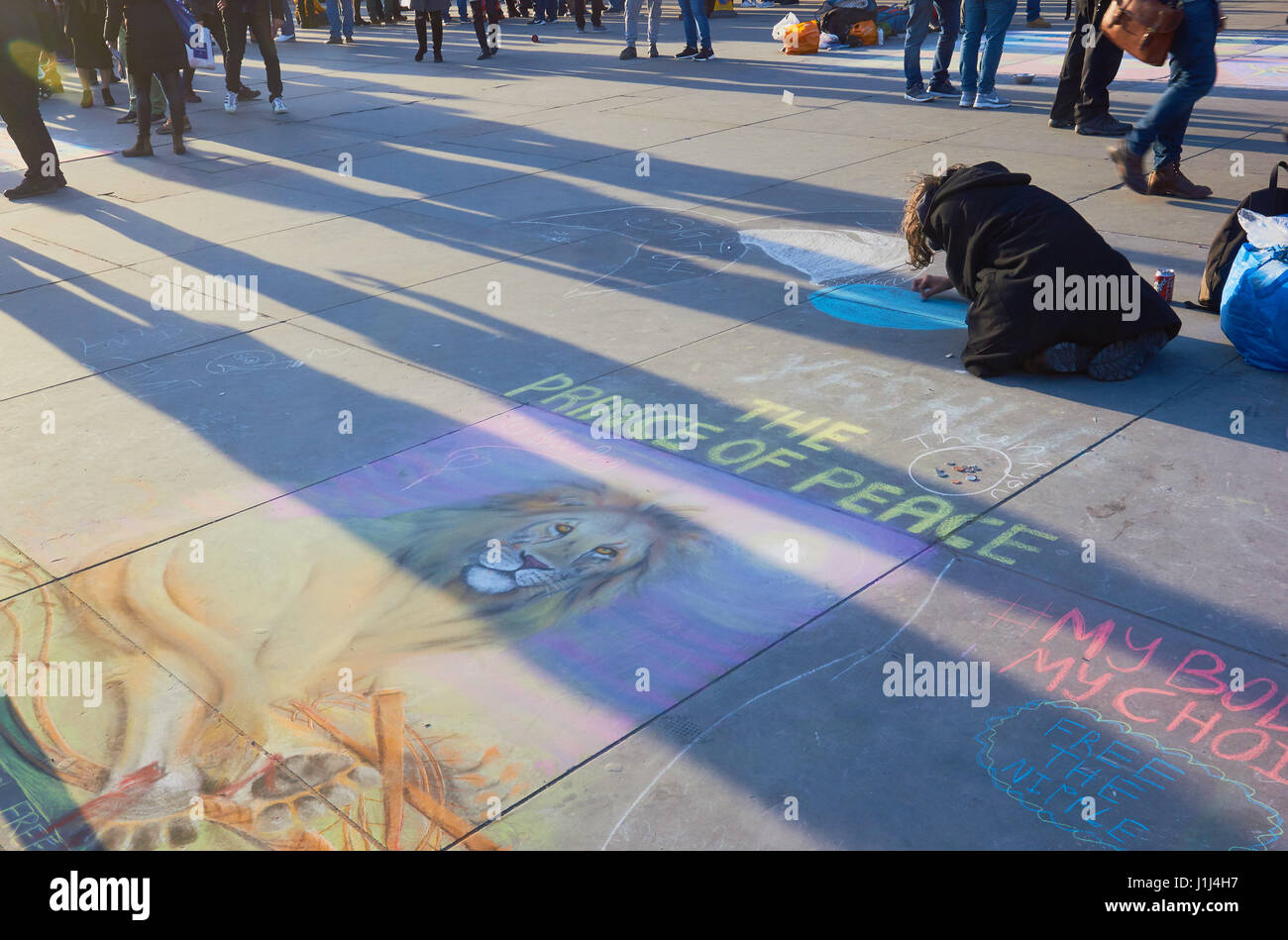 Pavement street art, Trafalgar Square, London, England Stock Photo - Alamy