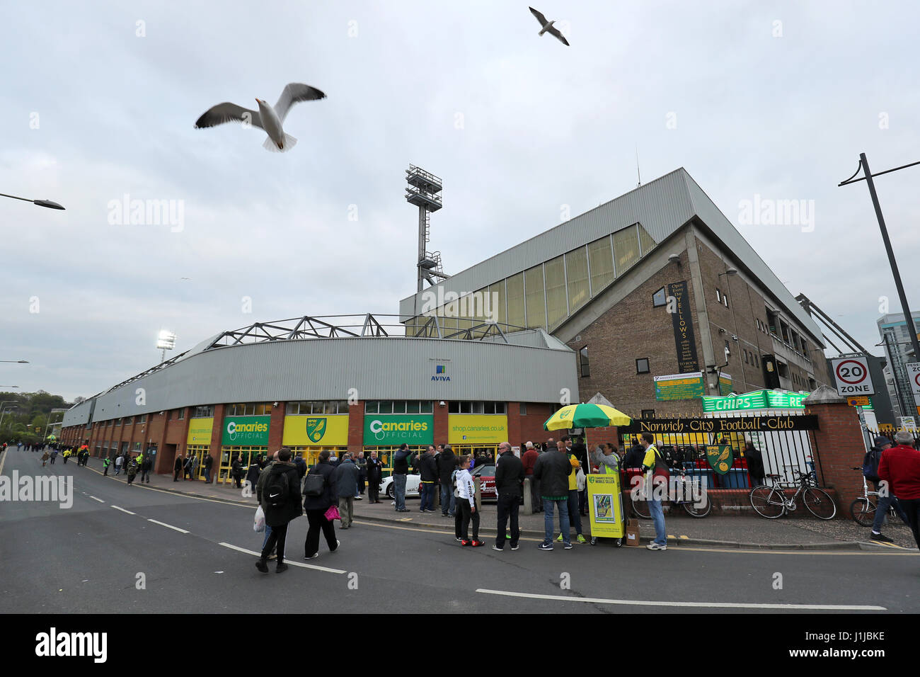 Football fans outside carrow road hi-res stock photography and images ...