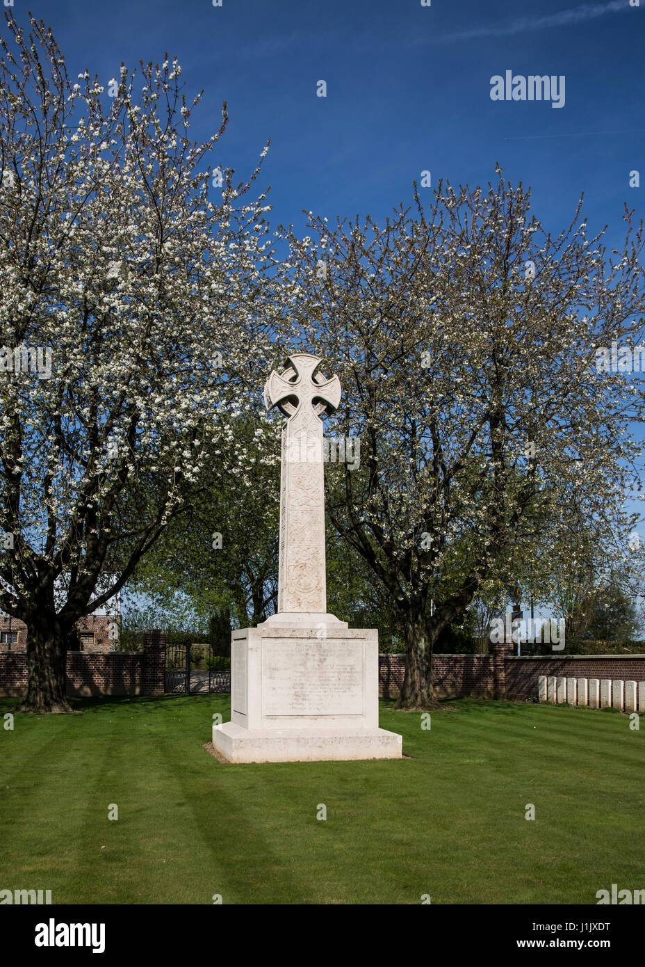 The central cross in Etreux CWGC Military Cemetery of the Great War ...