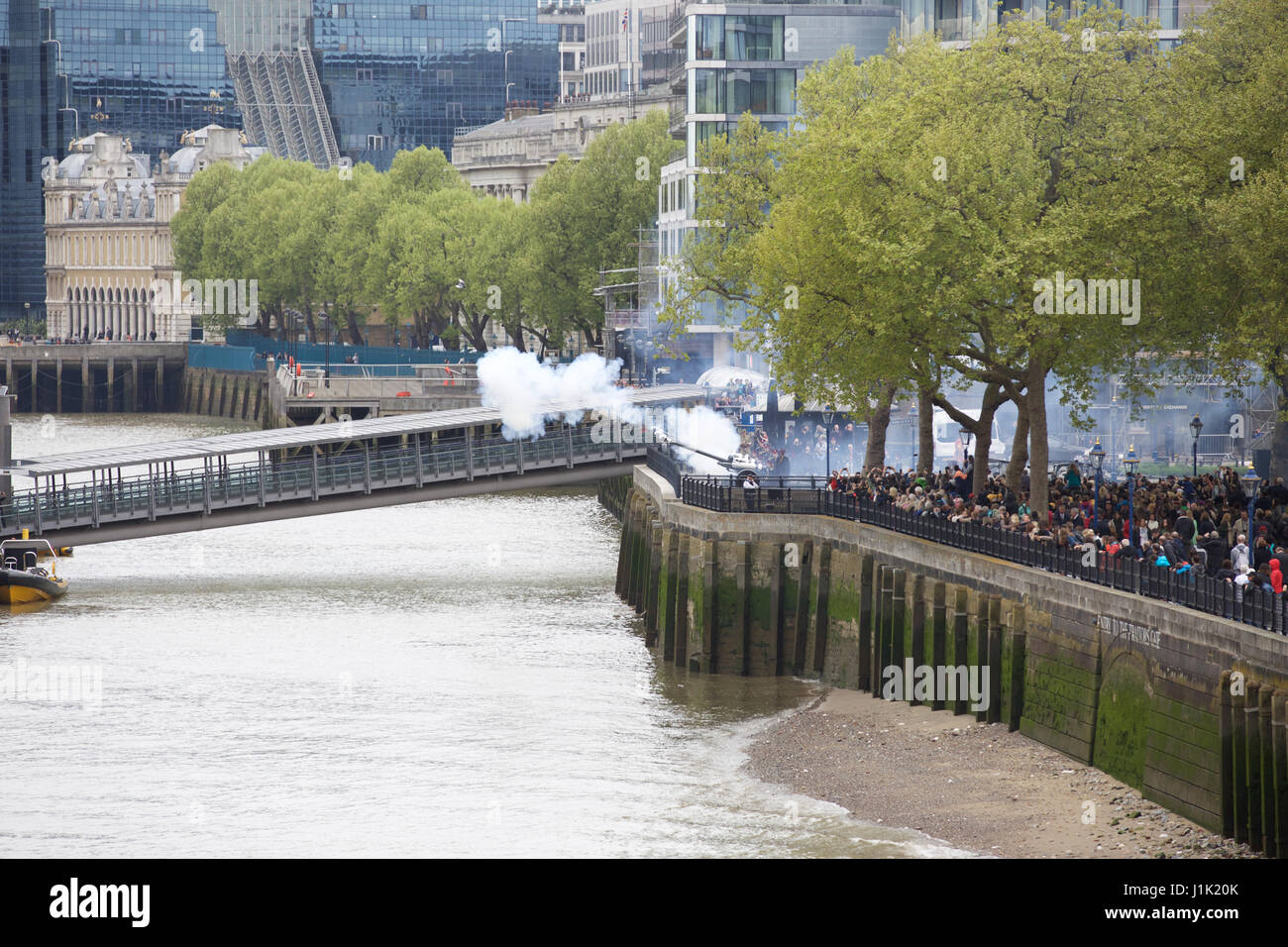 Tower of London, UK. 21st Apr, 2017. The 91st Queen's Birthday 62 gun ...