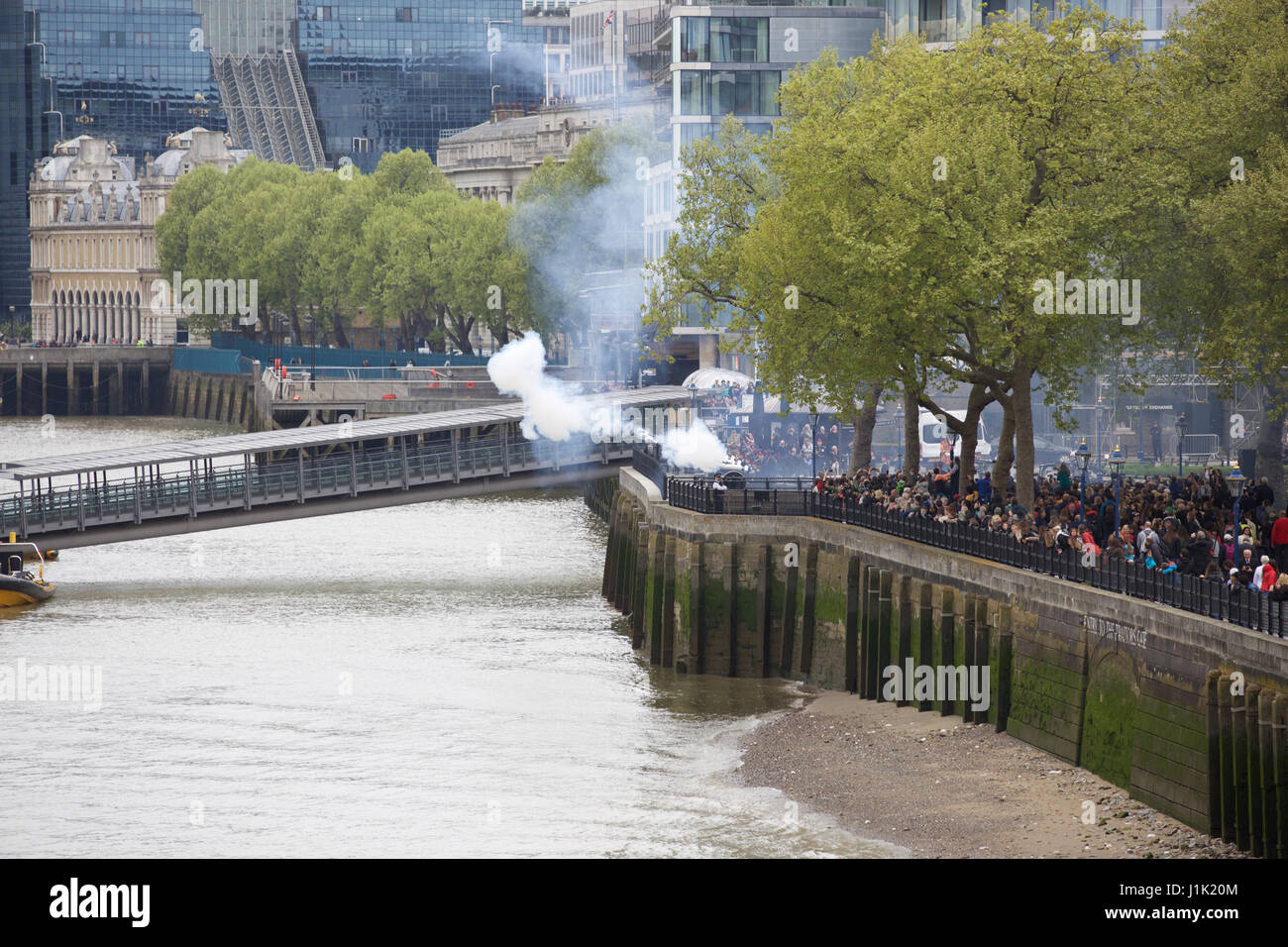 Tower of London, UK. 21st Apr, 2017. The 91st Queen's Birthday 62 gun ...