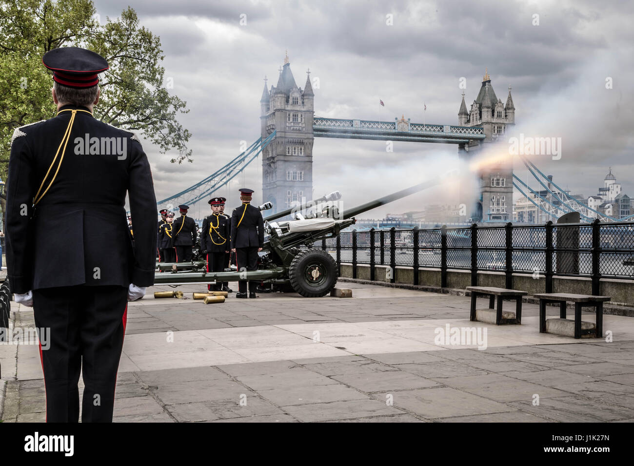 62 gun salute tower of london hi-res stock photography and images - Alamy