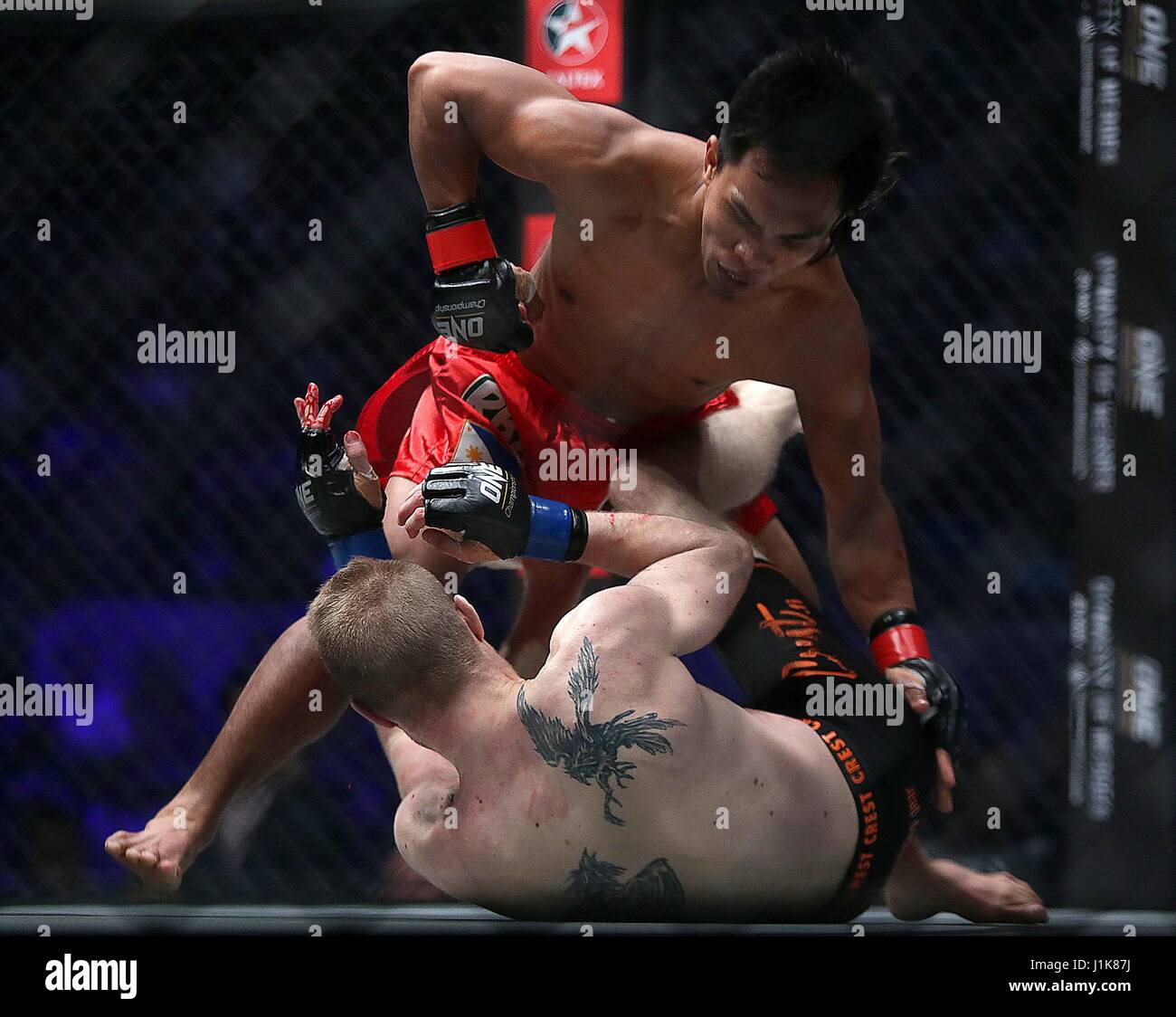 Pasay City, Philippines. 21st Apr, 2017. Kevin Belingon (top) of the ...