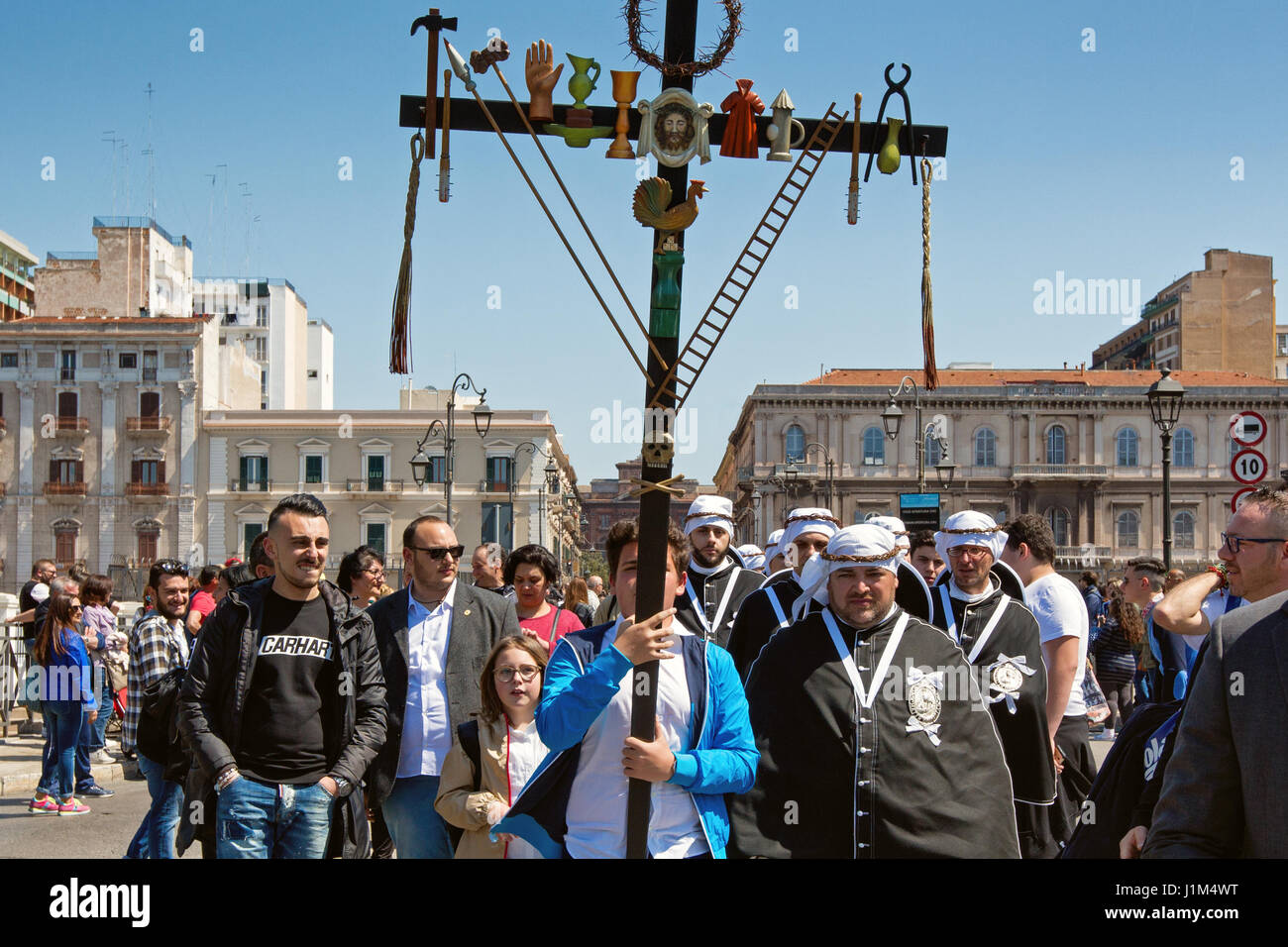 White robes and hoods hi-res stock photography and images - Alamy