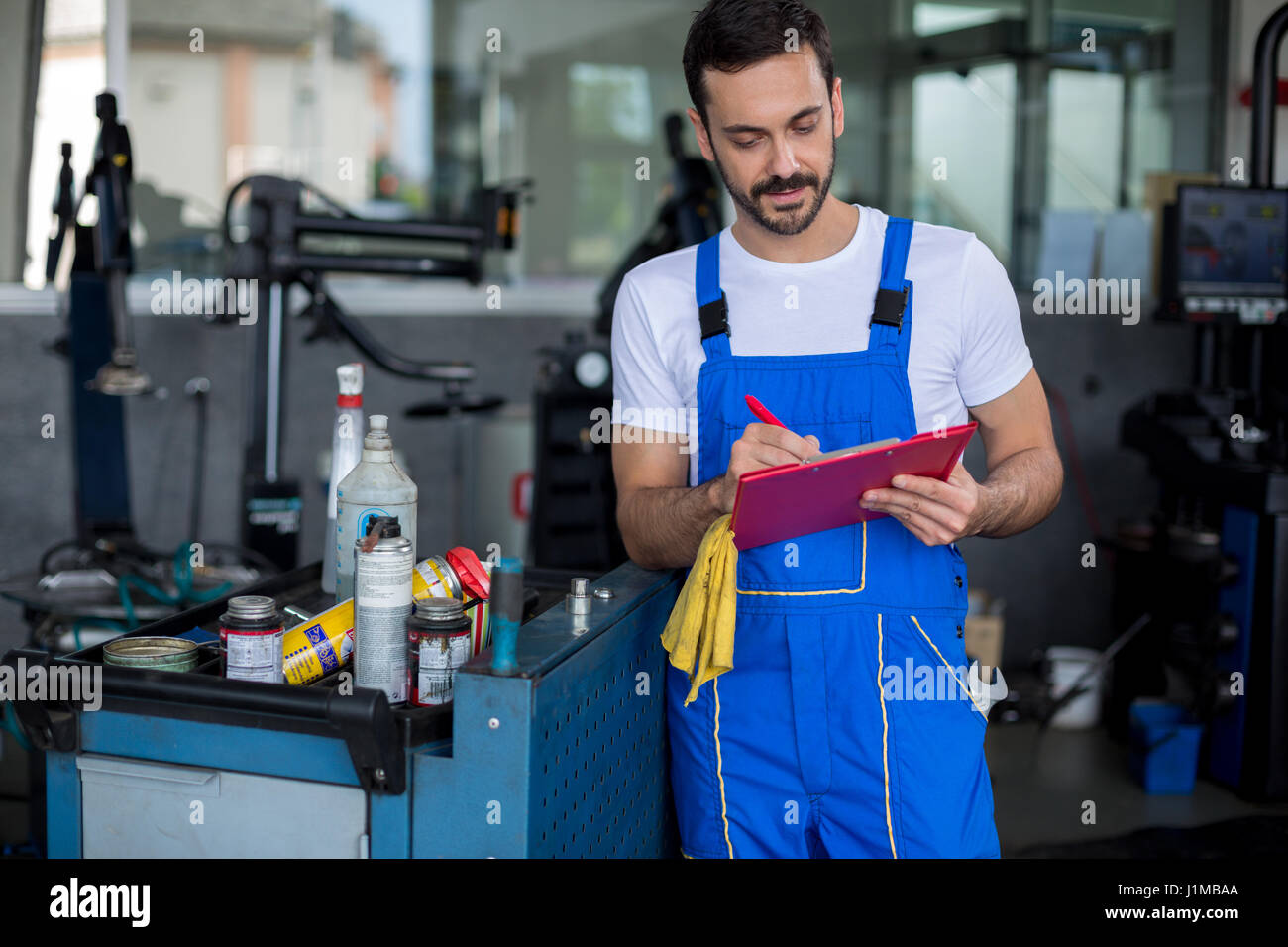 Auto mechanic clipboard holding hi-res stock photography and images - Alamy
