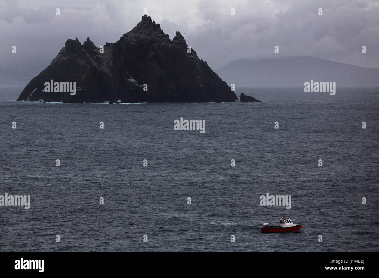 Fishing boat L'oursin with the Skelligs in background Stock Photo - Alamy