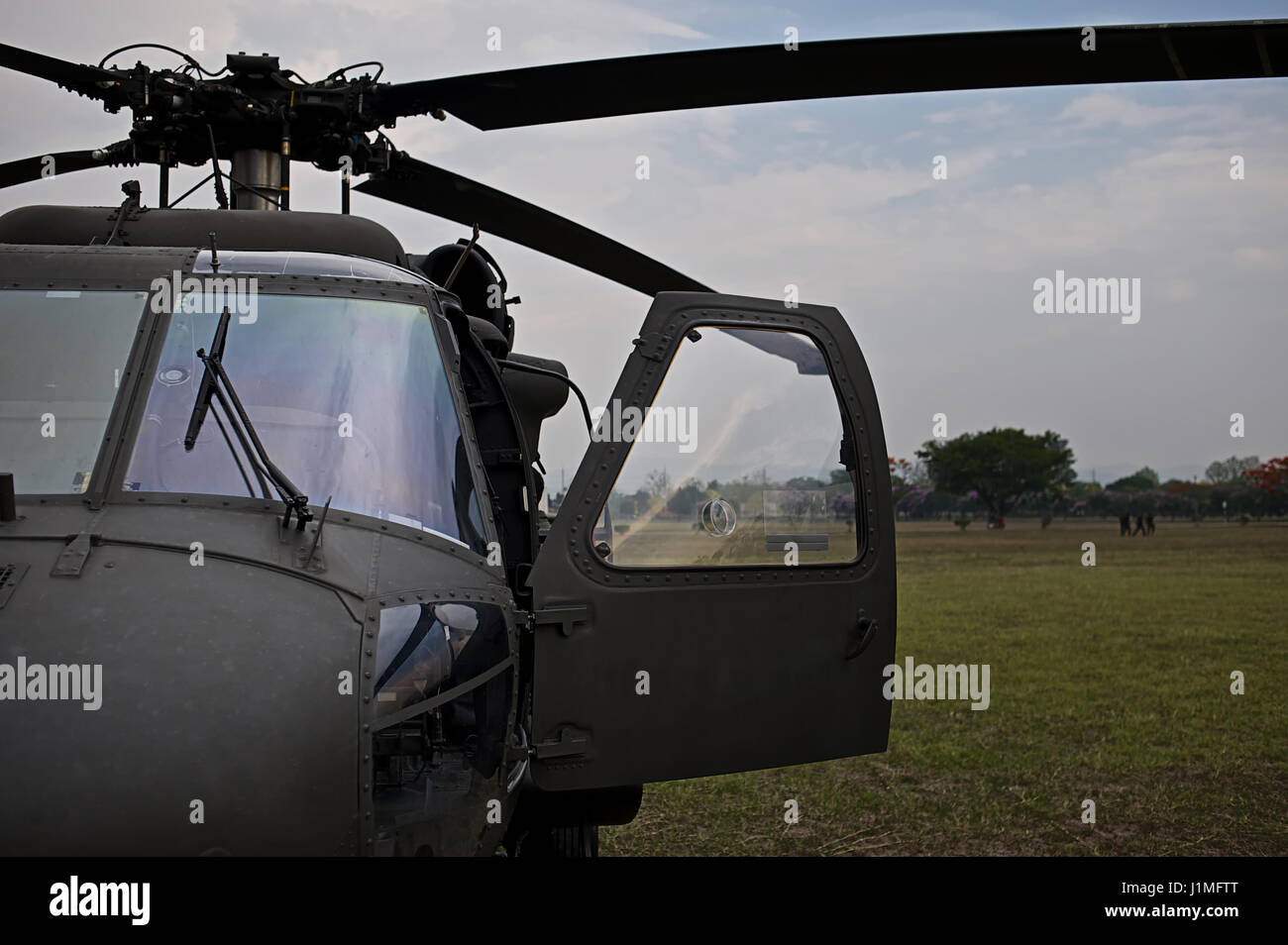 Black hawk helicopter front hi-res stock photography and images - Alamy