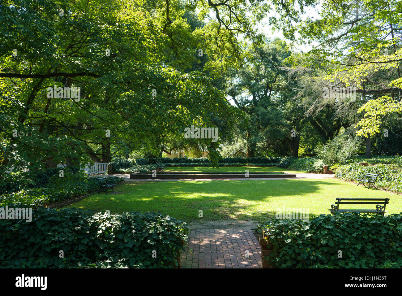 Garden respite from the sun Stock Photo - Alamy