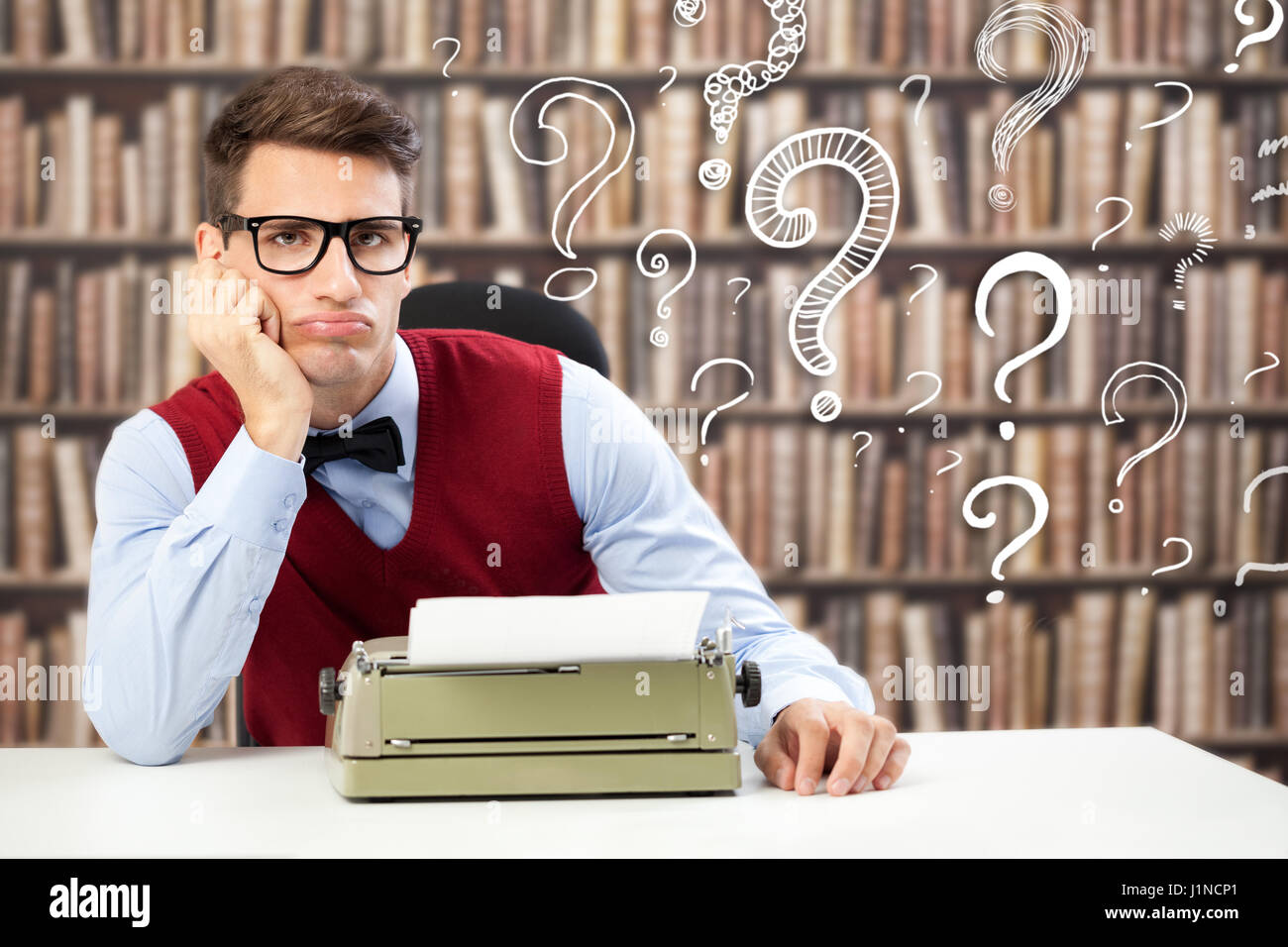 Writer at desk hi-res stock photography and images - Alamy