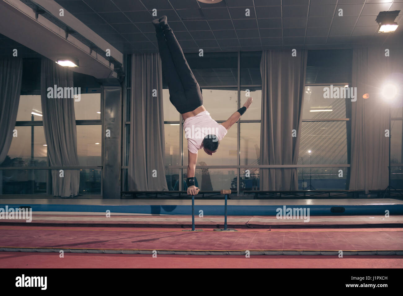 Gymnast Cartwheel Stock Photos & Gymnast Cartwheel Stock Images - Alamy