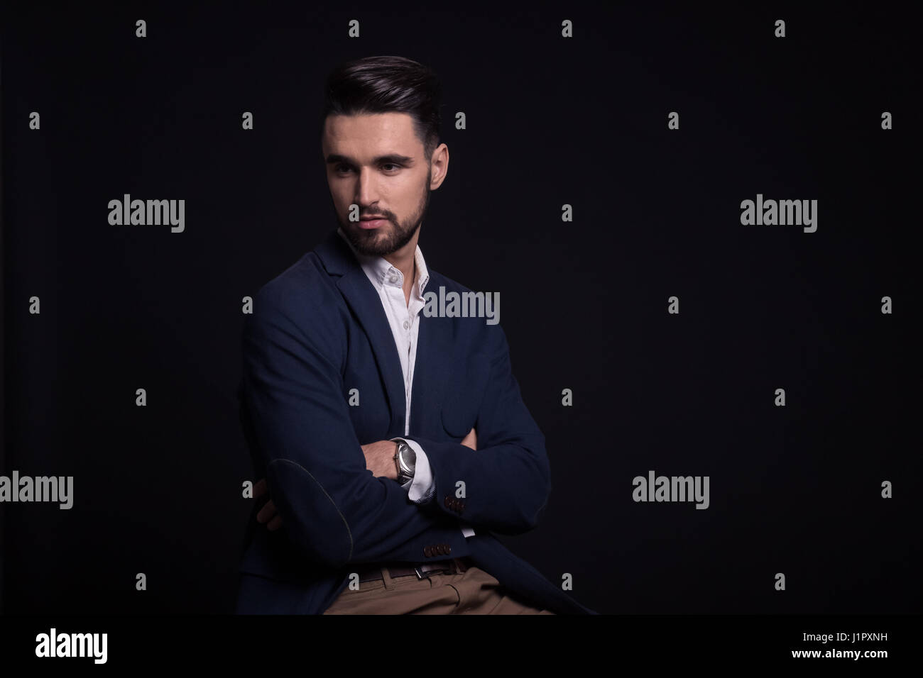 Man wearing suit with crossed arms hi-res stock photography and images ...