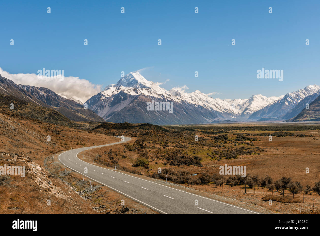 Curvy road to Mount Cook, Mount Cook National Park, Southern Alps ...