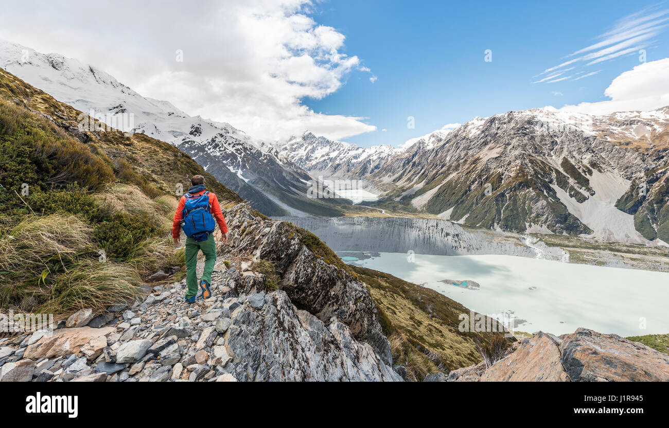 View of Mount Cook and Hooker Valley, Hikers on the Sealy Tarns Trail ...