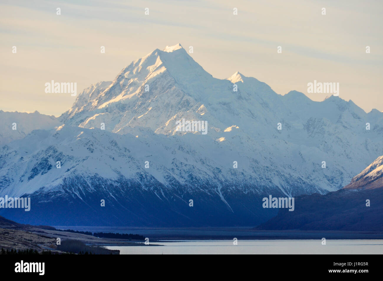 Sunset colors at Mount Cook n the Aoraki/Mount Cook National Park, New ...