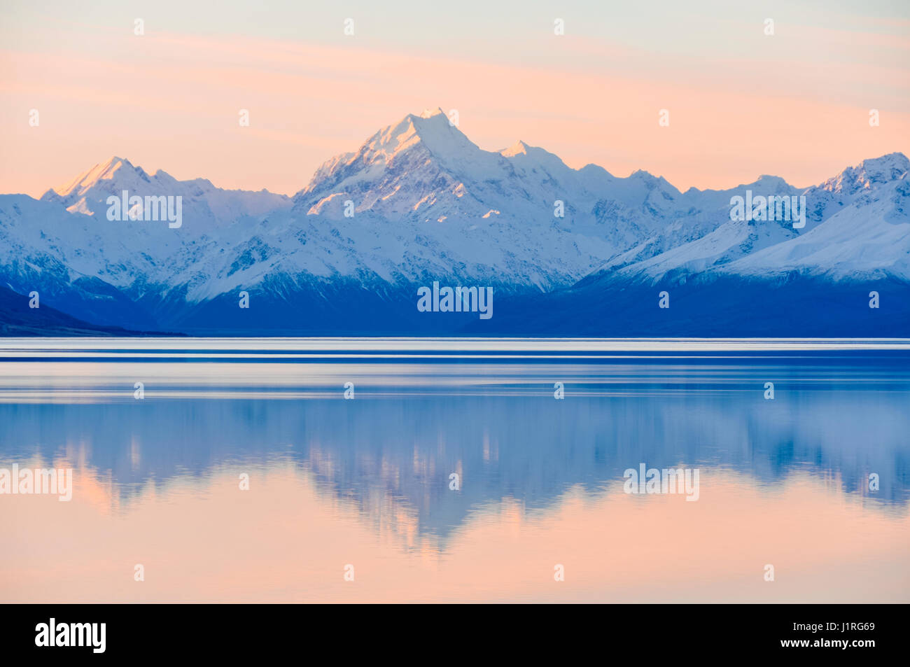Sunset colors and reflection at Mount Cook n the Aoraki/Mount Cook ...