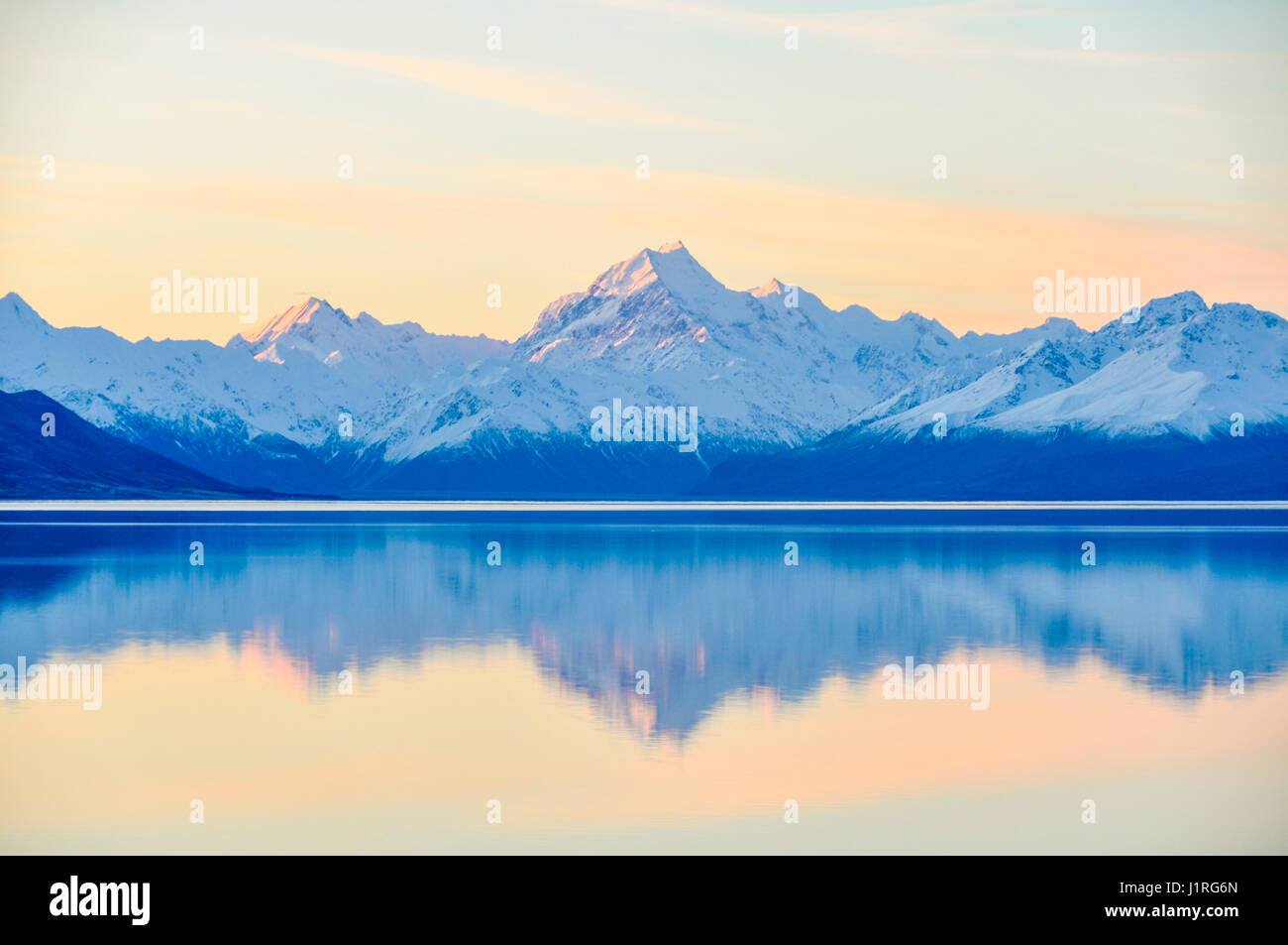 Sunset colors and reflection at Mount Cook n the Aoraki/Mount Cook ...