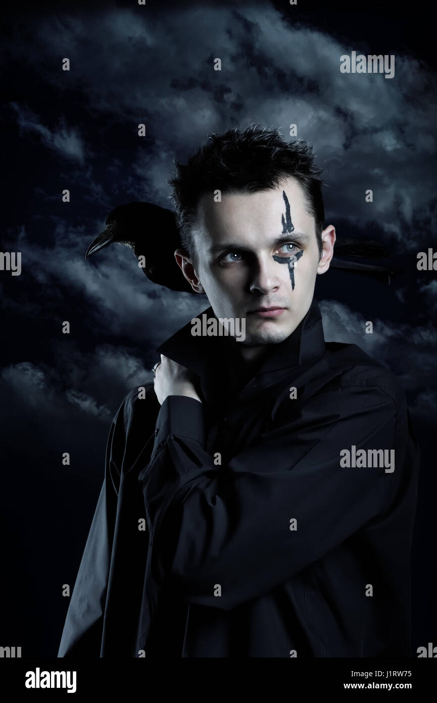 Spooky man with crow on his shoulder Stock Photo - Alamy